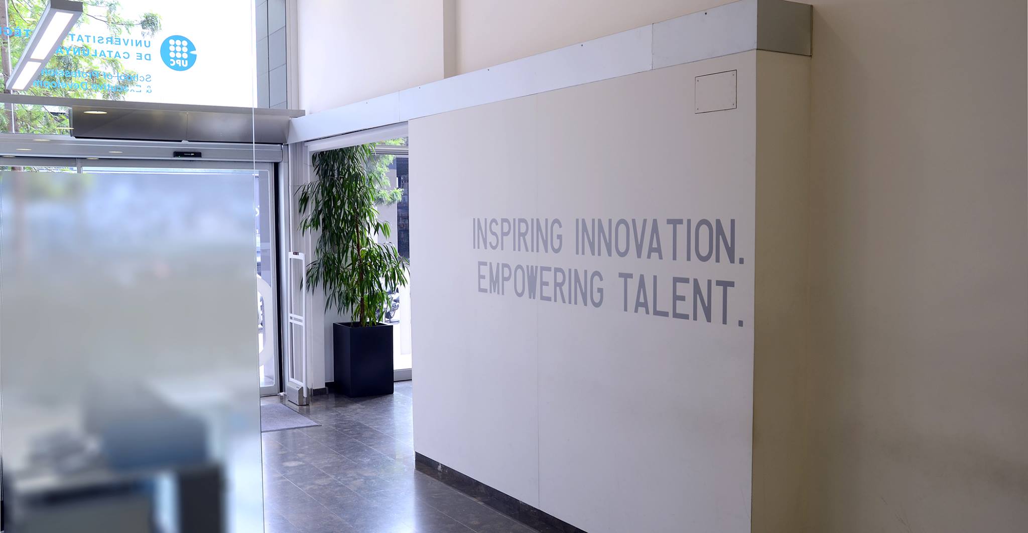 ¿Buscas cursos de formación? UPC School crea ayudas para profesionales ...